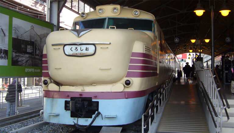 カーブを駆け抜ける 381系 特急「くろしお」 | Try Widely
